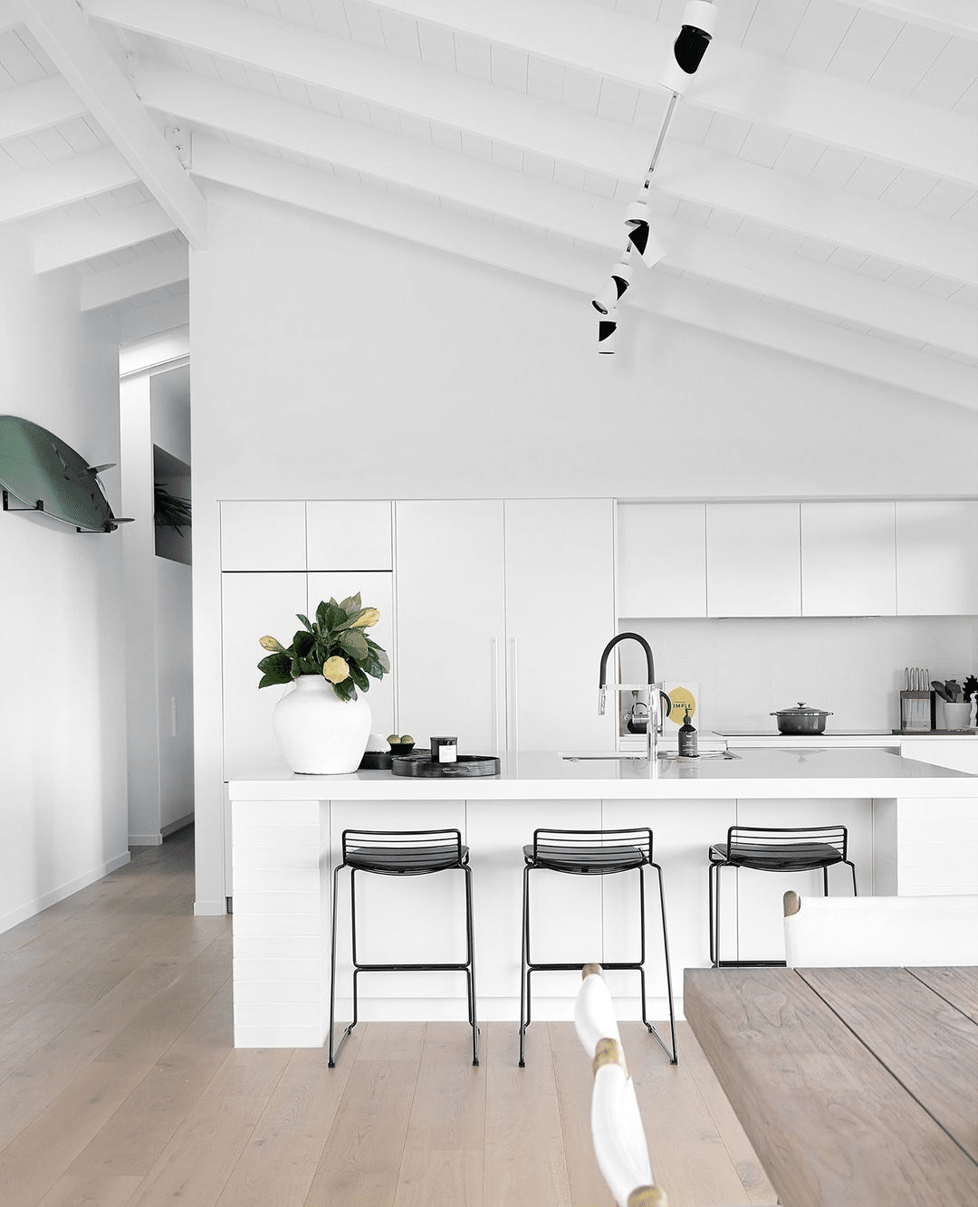 20 Elegant Kitchen With Vaulted Ceiling Ideas - Drop By My Home