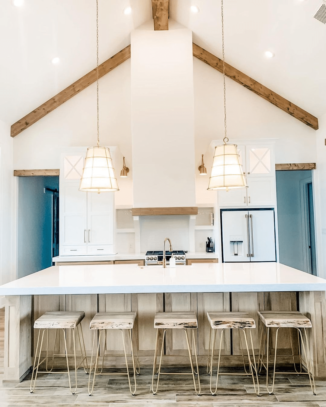 20 Elegant Kitchen With Vaulted Ceiling Ideas - Drop By My Home