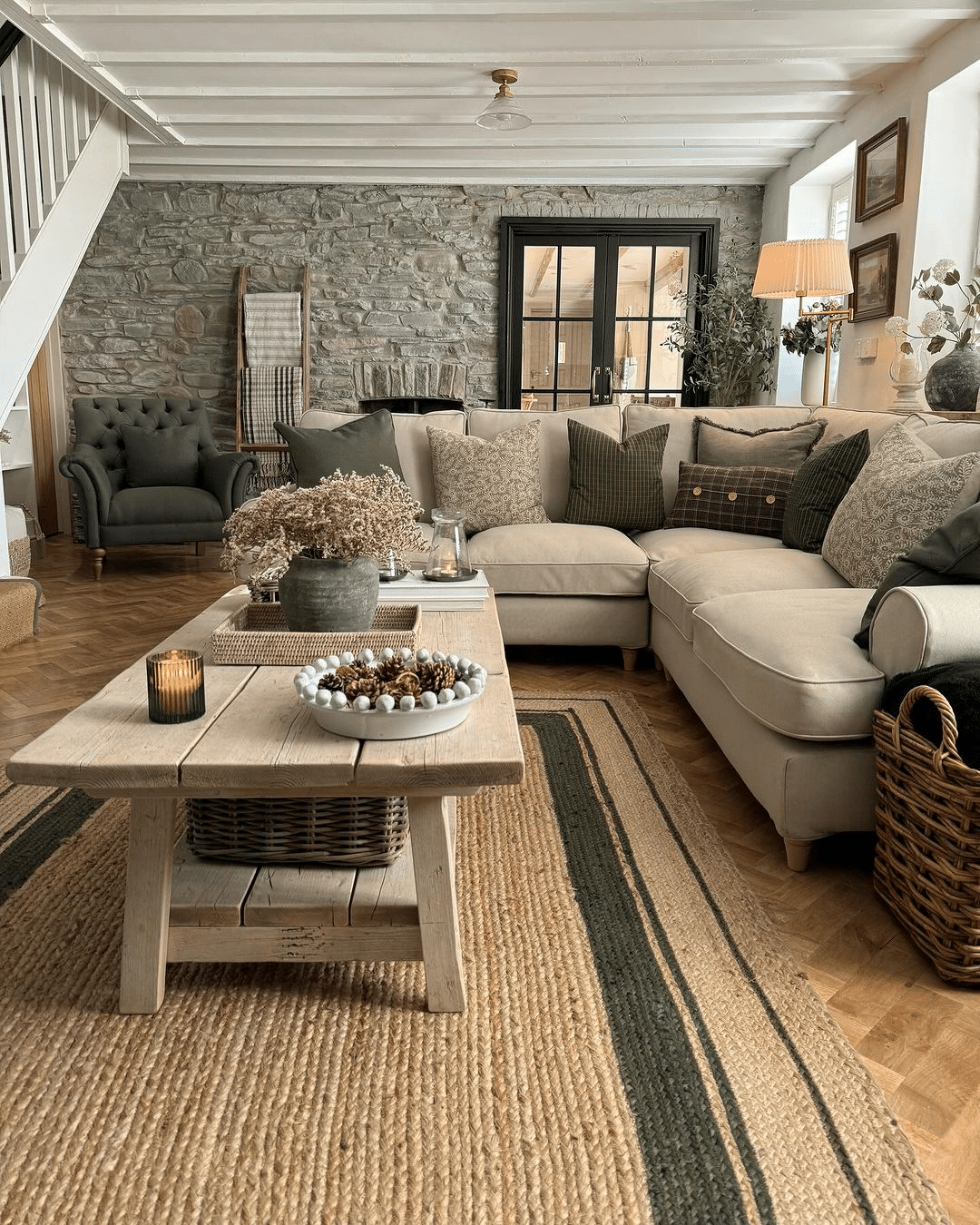 35 Classic And Old Black And Rust Living Room Ideas - Drop By My Home